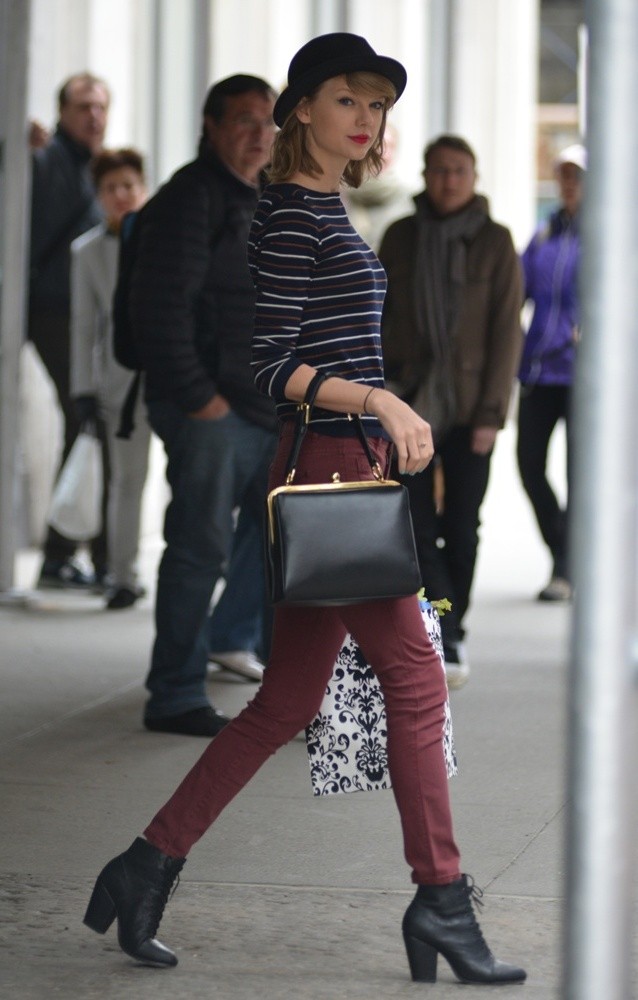 Taylor Swift Picture 823 - Taylor Swift Running Errands in New York City Taylor Swift Picture 823 - Taylor Swift Running Errands in New York City