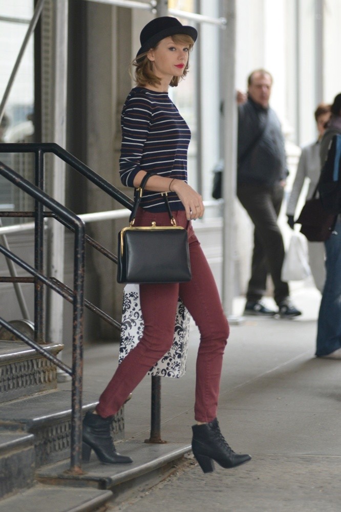 Taylor Swift Picture 825 - Taylor Swift Running Errands in New York City Taylor Swift Picture 825 - Taylor Swift Running Errands in New York City