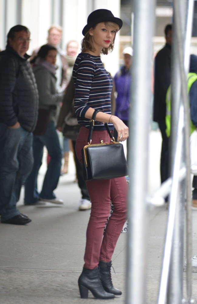 Taylor Swift Picture 826 - Taylor Swift Running Errands in New York City Taylor Swift Picture 826 - Taylor Swift Running Errands in New York City