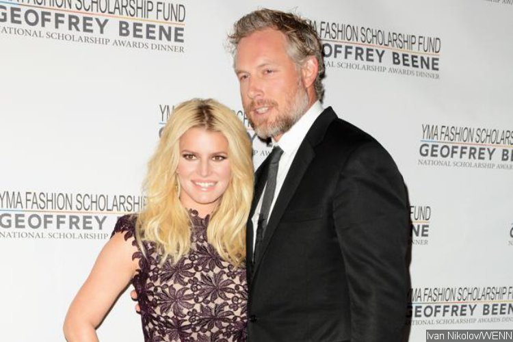 Jessica Simpson Shares Racy Selfies During PDA-Filled Getaway With ...