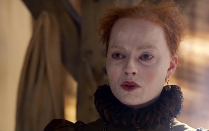 Saoirse Ronan and Margot Robbie Clash Over Throne in First 'Mary Queen ...