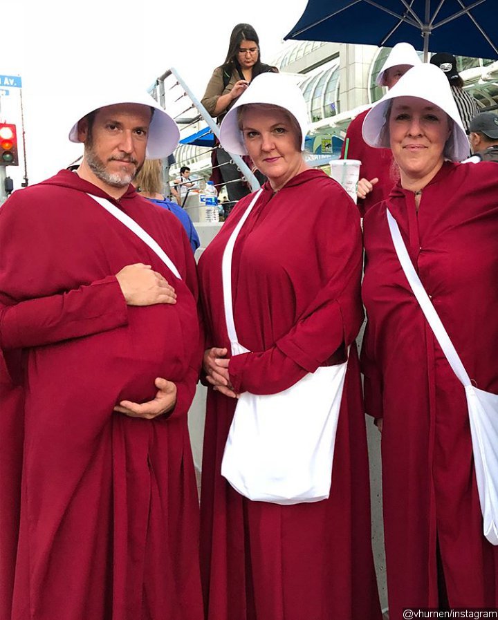 Fans Cosplay "The Handmaid's Tale" Ladies at SDCC 2018