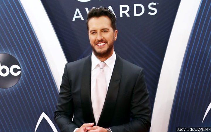 Luke Bryan Finds Funny Side of His Luggage in Highway Incident