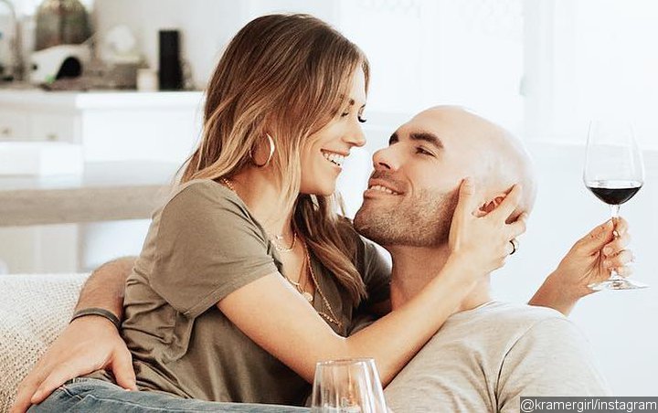 Jana Kramer Giggling as She Makes Fun of 'Struggling' Husband After His ...