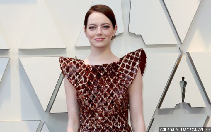 Emma Stone Injures Her Shoulder After 'Slipping on a Floor,' Not at ...