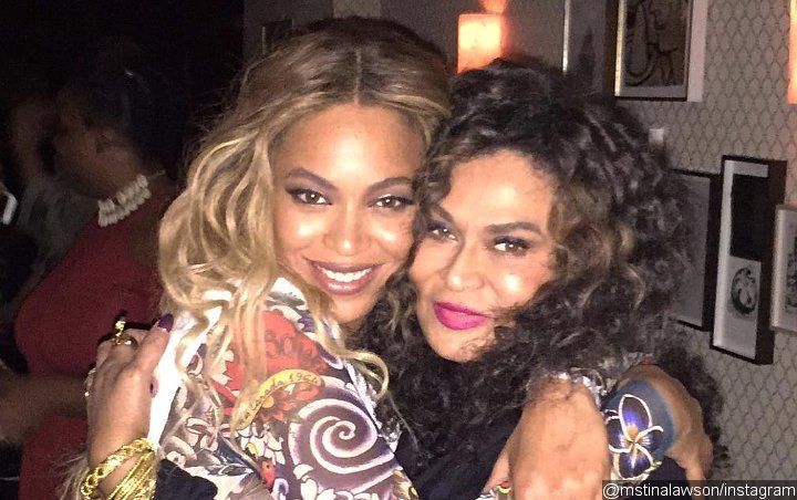 Video Beyonces Mom Tina Knowles Trims Daughters Hair Gets Called