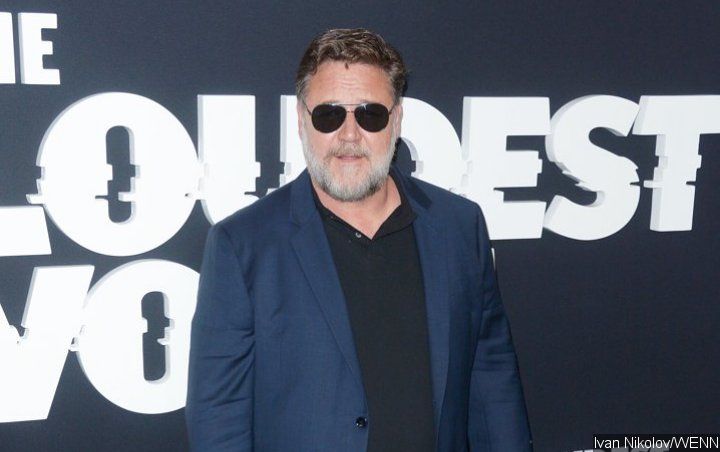 Russell Crowe Lashes Out at Report of Bad Breath and Body Odor