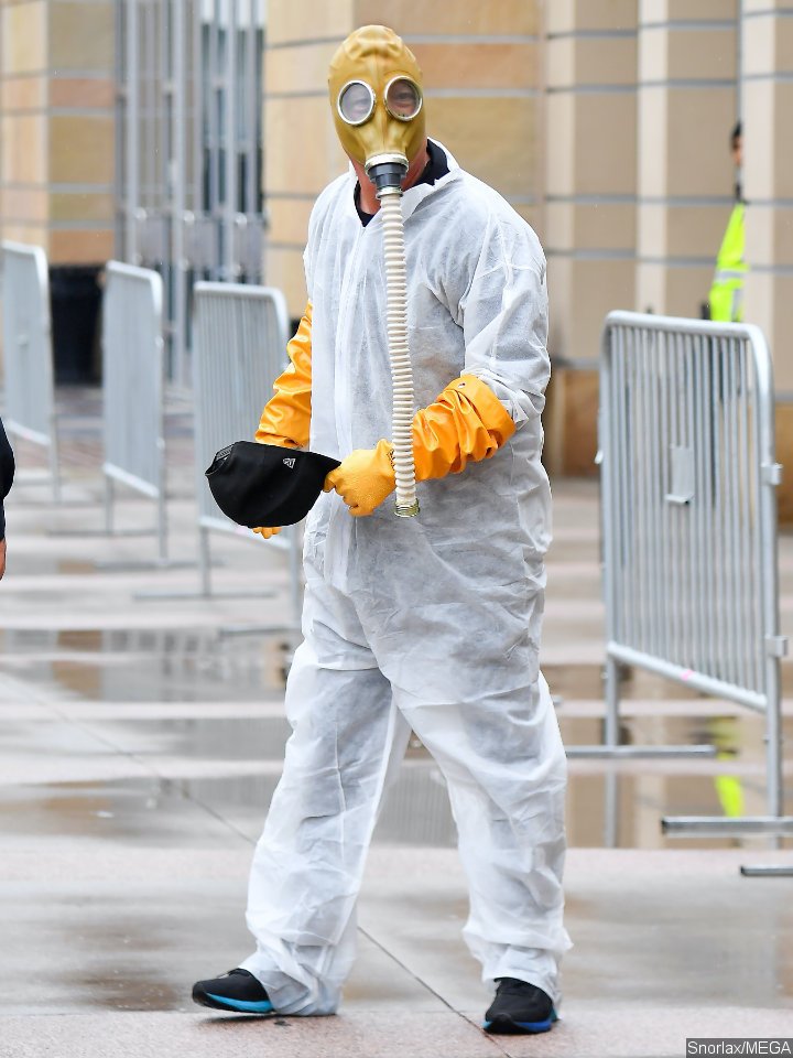 Howie Mandel Wears Hazmat Suit and Gas Mask After Poking Fun at ...