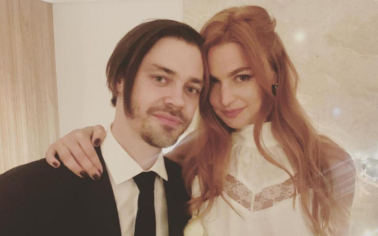 Tom Payne and Jennifer Akerman Get Married, Share First Picture From ...
