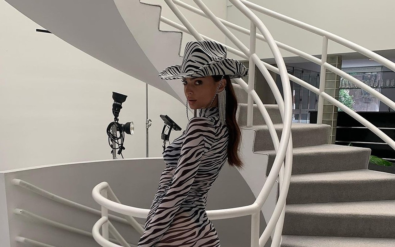 Emily Ratajkowski Shares Breastfeeding Picture After Giving Birth to ...