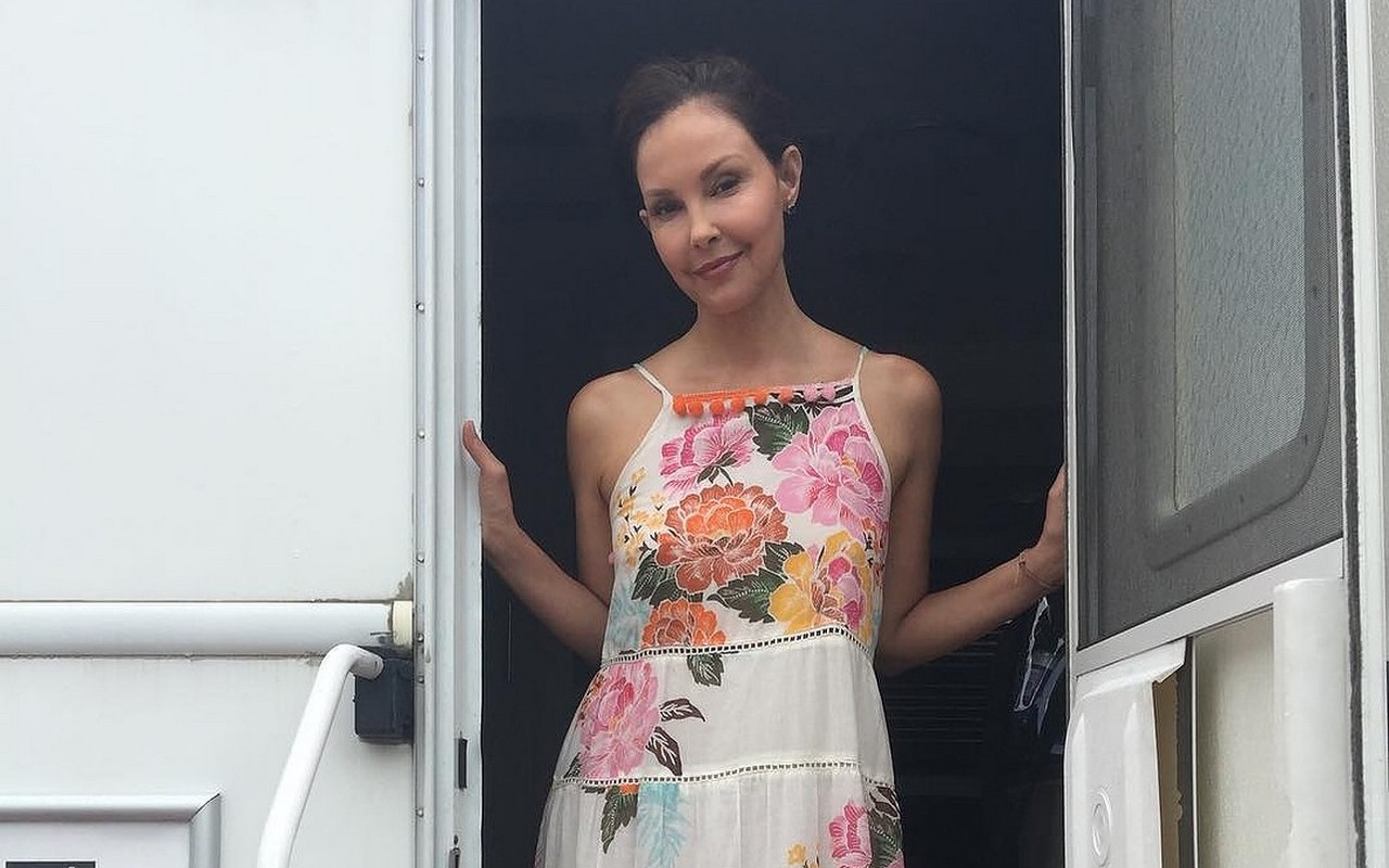 Ashley Judd Gets Rid of Crutches, Introduces Beau After Recovering From ...