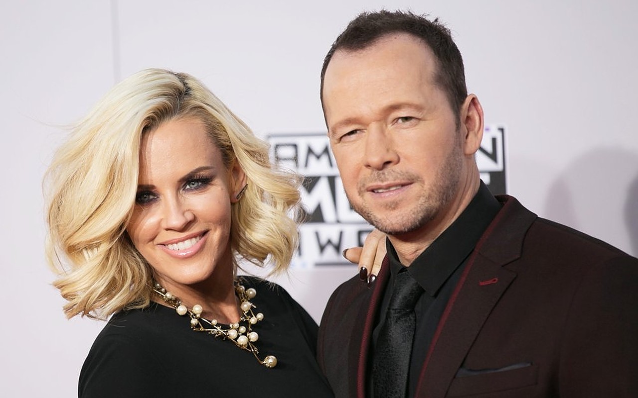 Jenny Mccarthy And Donnie Wahlberg Renew Wedding Vows To Mark Seventh