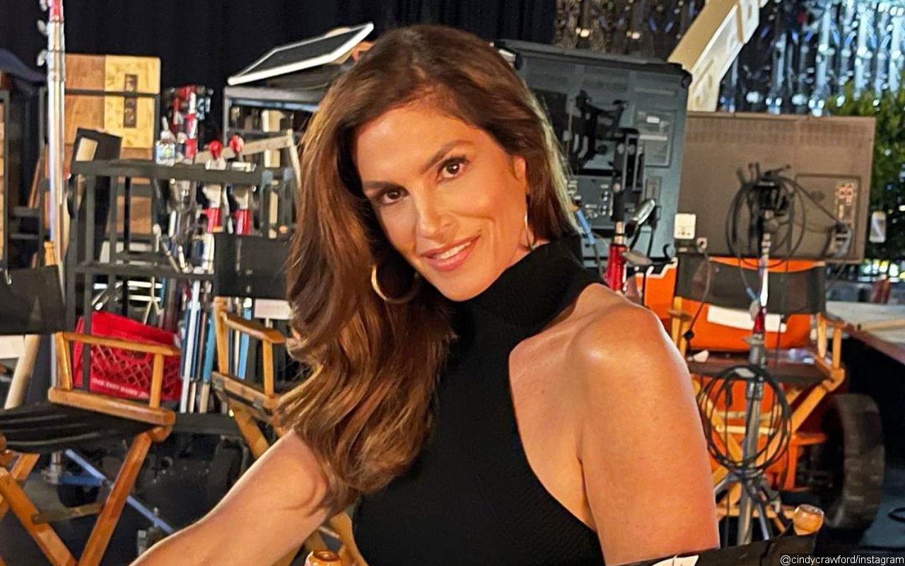 Cindy Crawford Shows Off Her Ageless Beauty When Recreating Her 1992 ...