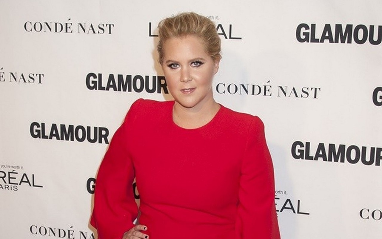 Amy Schumer Hospitalized as She Recovers From Surgery to Have Uterus ...
