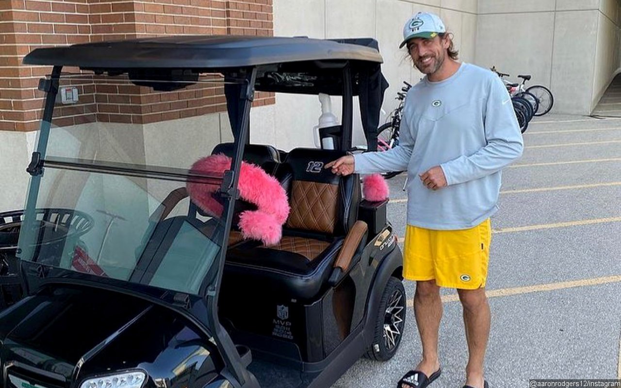Aaron Rodgers Shows Bare Foot to Deny 'COVID Toe' Rumors Despite His ...