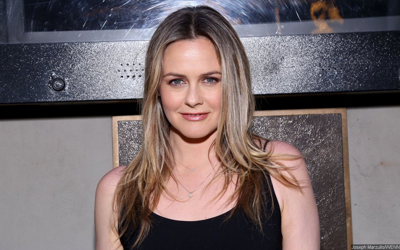 Alicia Silverstone Flips Off Body-Shamers: 'I Think I Look Good'