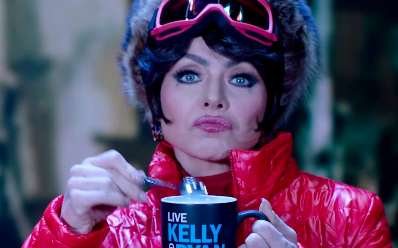 Kelly Ripa Channels Lady GaGa's 'House of Gucci' Role for 'Live' Post ...