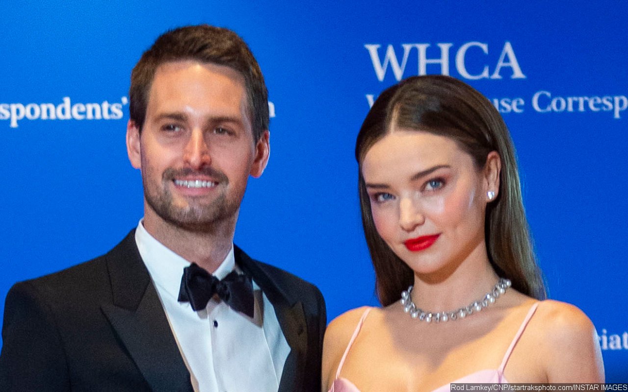 Miranda Kerr and Evan Spiegel Surprises Otis College New Graduates by ...