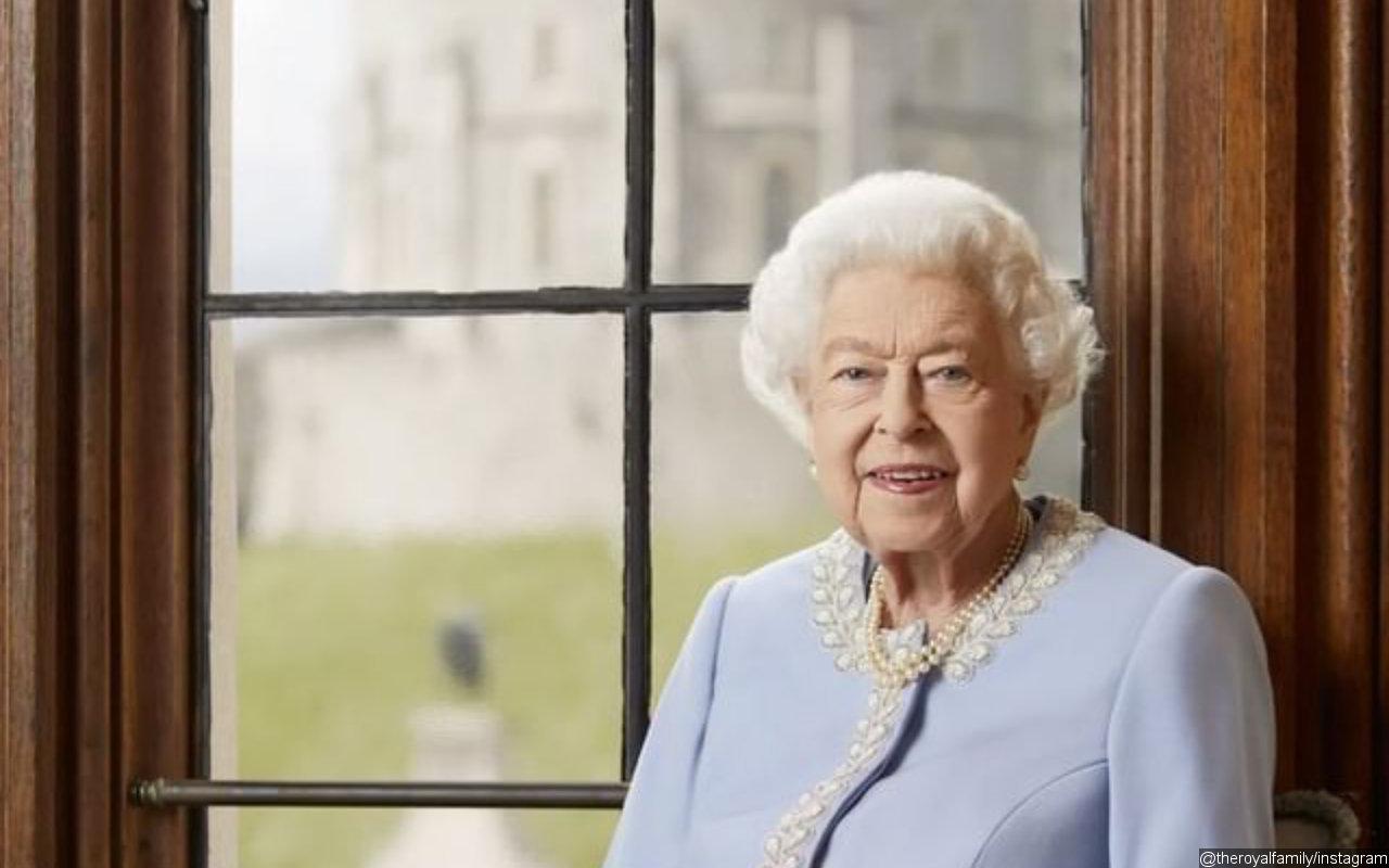 Ailing Queen Elizabeth II Puts Pain Aside to Light Chain of 3,500 ...