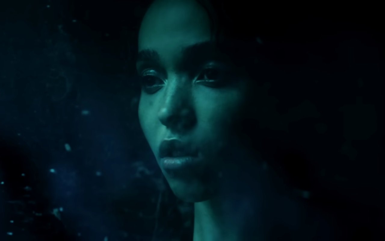 FKA twigs Enjoys PDA-Filled Beach Trip With Her Love Interest in ...