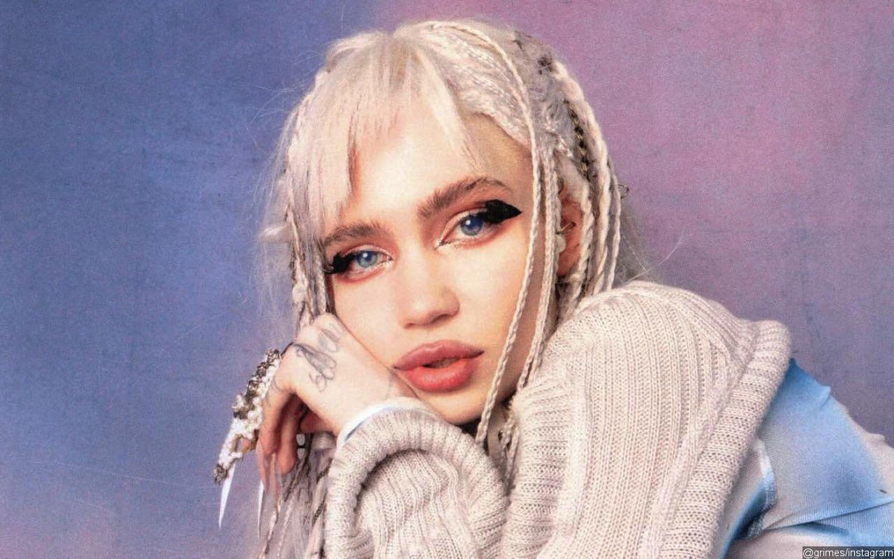 Grimes Unrecognizable in New Picture After Sporting Face Bandages