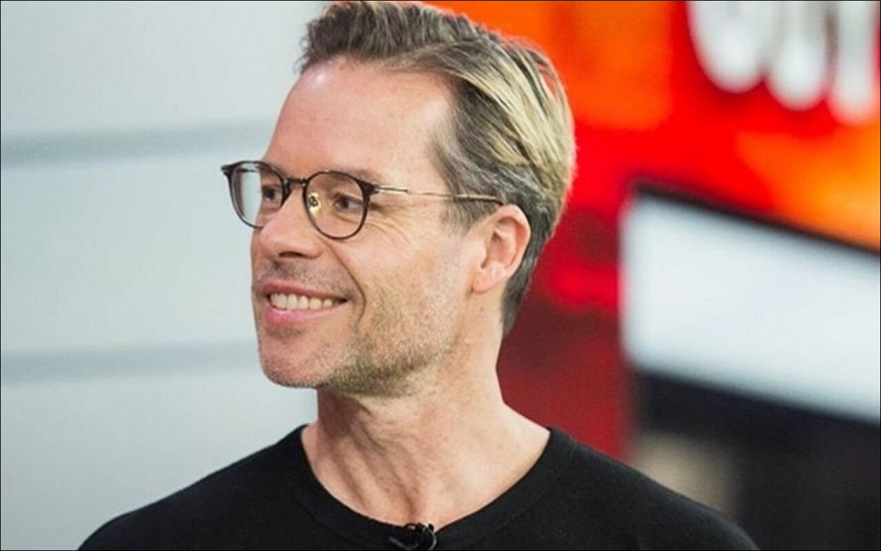 Guy Pearce Admits Helping to Raise His Disabled Sister Made Him ...