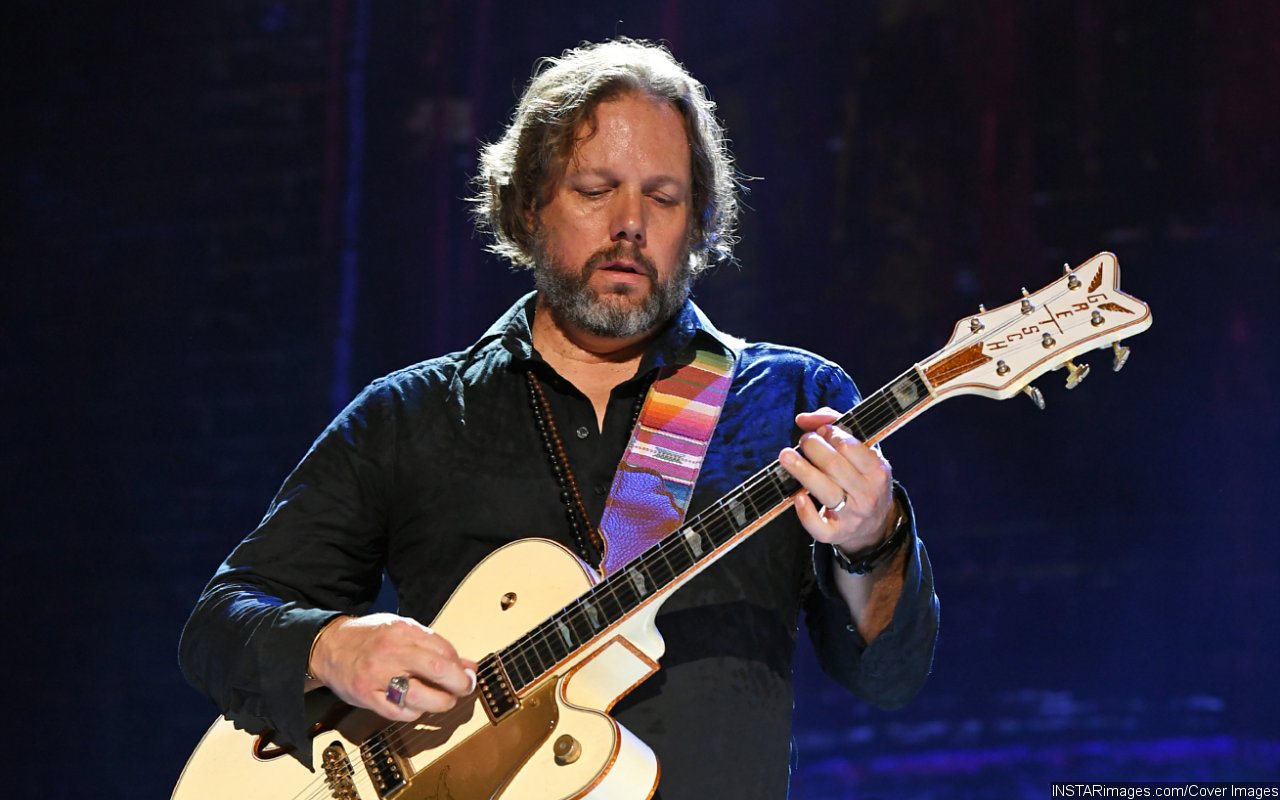 The Black Crowes' Rich Robinson Slams Guitar Into Stage Invader During ...