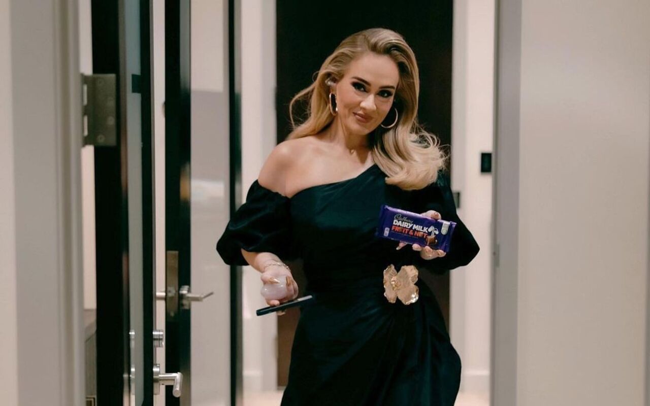Adele Indulges in Chocolate While Backstage in Las Vegas