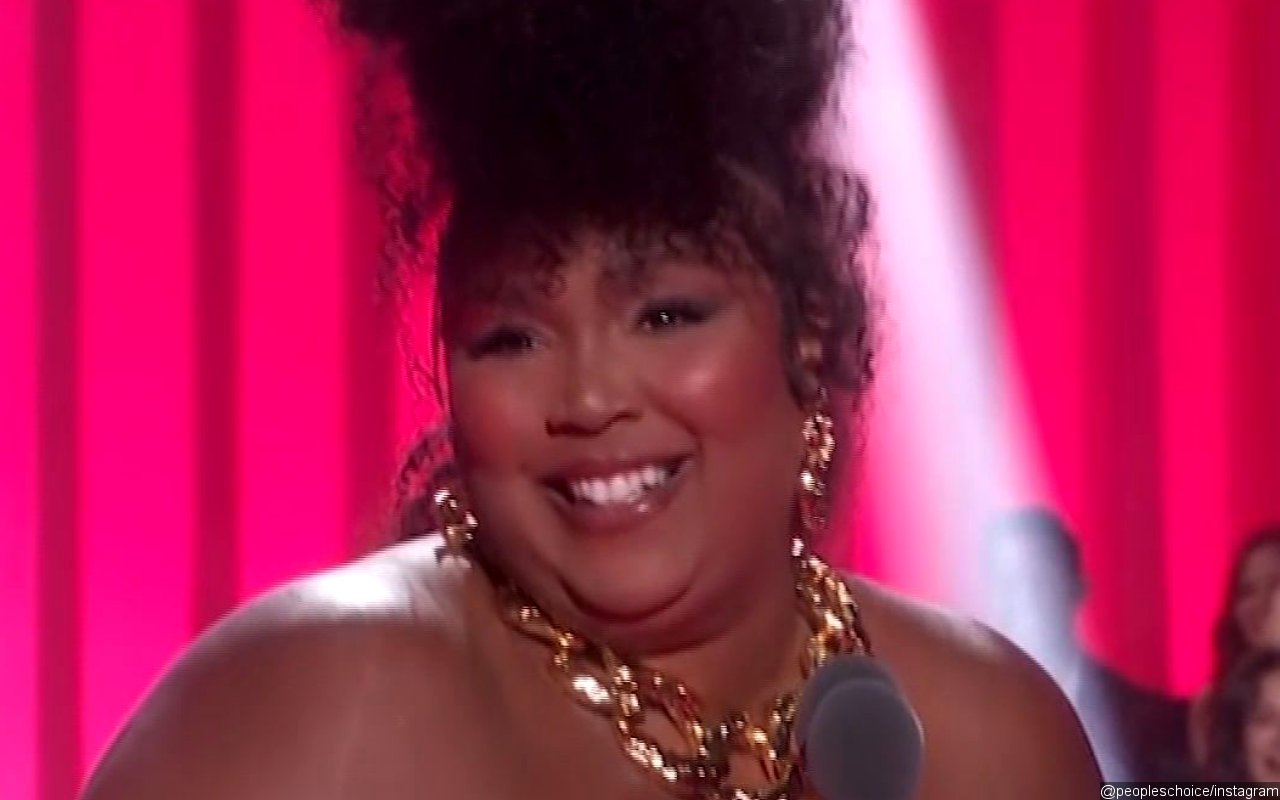 Lizzo Brings 17 Activists Onstage While Accepting 2022 People's Choice ...