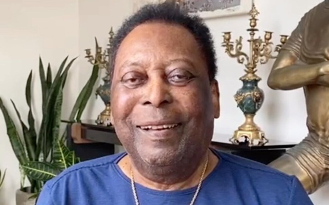 Pele Laid to Rest in Private Ceremony After His Coffin Is Carried in ...