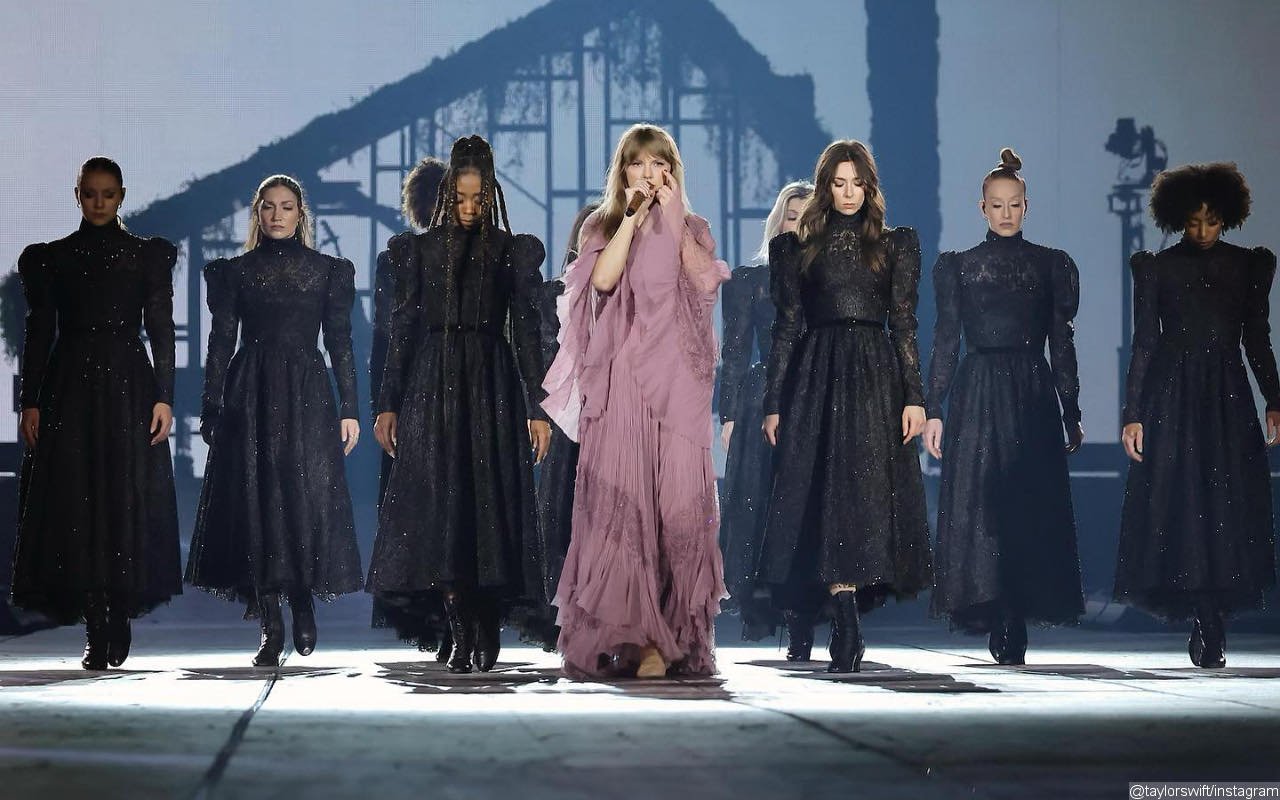 Video Confirms Taylor Swift Gets Carried to Stage in Janitor Cart ...