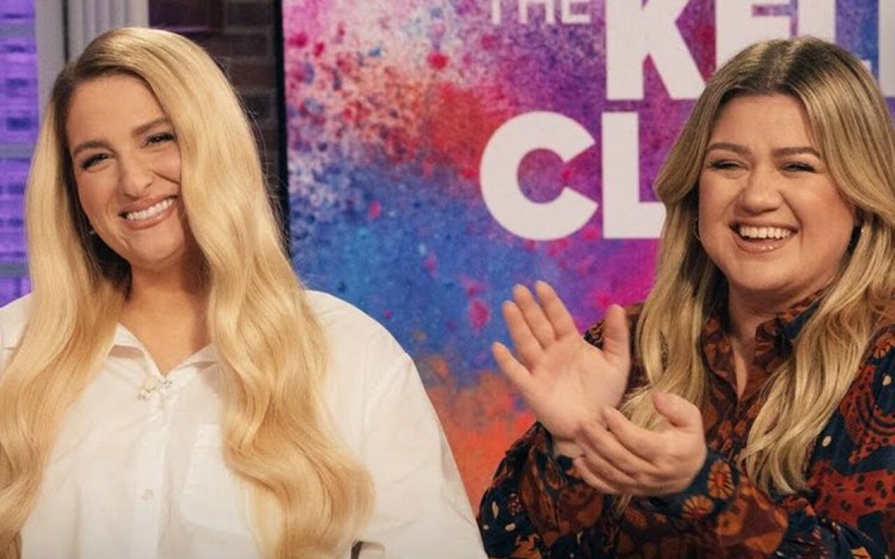 Kelly Clarkson Feels Embarrassed by Her 'Beard' as She Has Similar ...