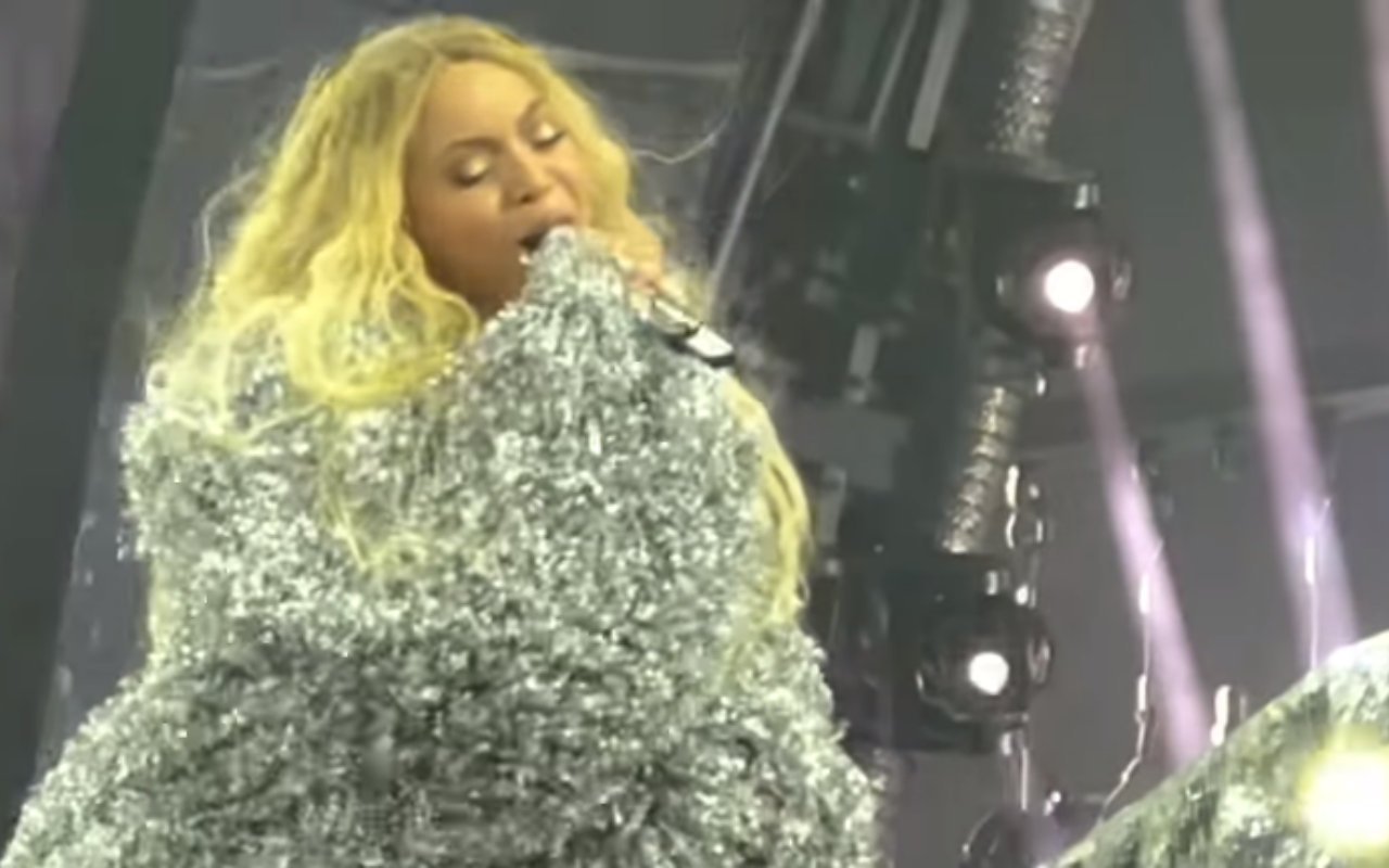 Beyonce Looks Visibly Mad Over 'Renaissance' Horse Malfunction in Viral ...