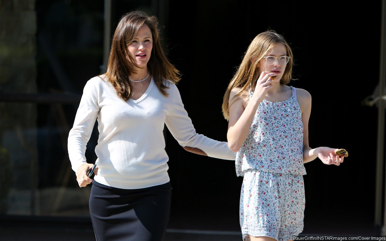 Jennifer Garners Look Alike Daughter Violet Towers Over Her During L A
