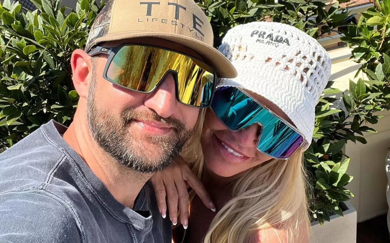 Kristin Chenoweth Marries Josh Bryant at Pink Ceremony in Texas - See ...