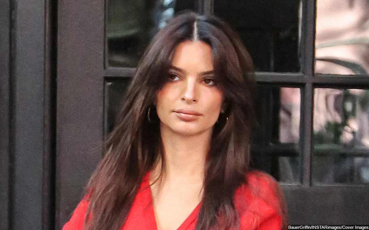 Emily Ratajkowski Cheekily Shows How She Works 'From Bed' in New Sultry ...
