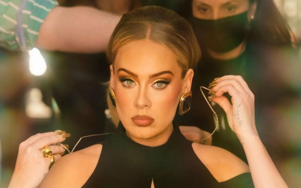 Adele Lets Her Beauty Team Apply Her Make-Up While She's Still Asleep