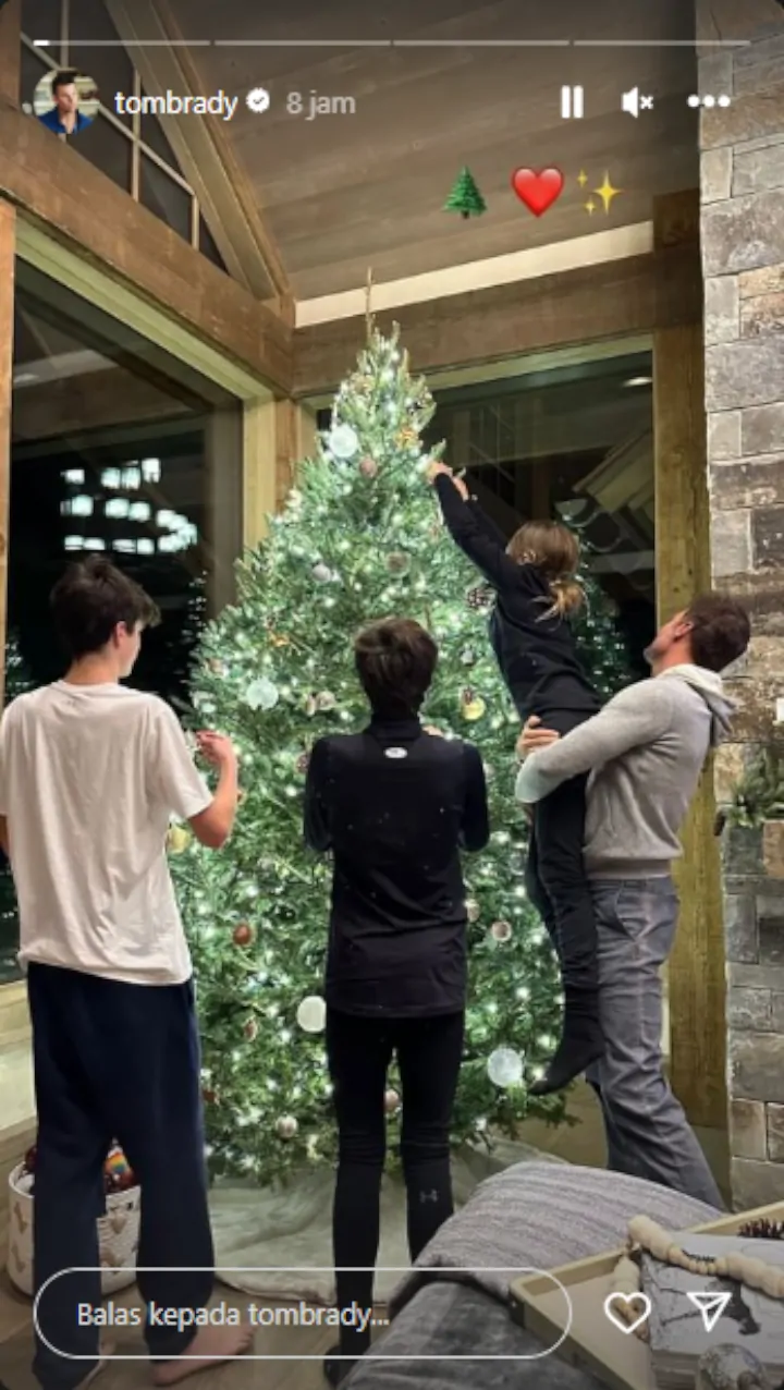 Tom Brady Decorates Huge Christmas Tree With Kids in New Adorable ...