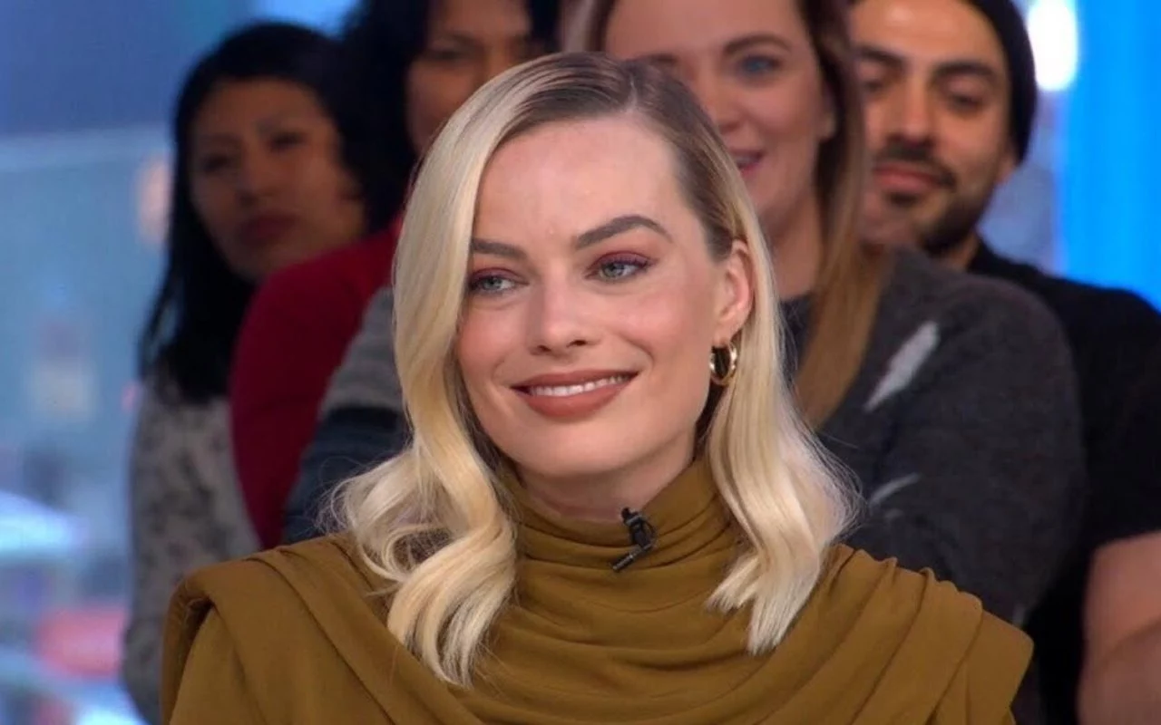 Margot Robbie Compares Herself to 'Con Artist' When Pitching Her Movie