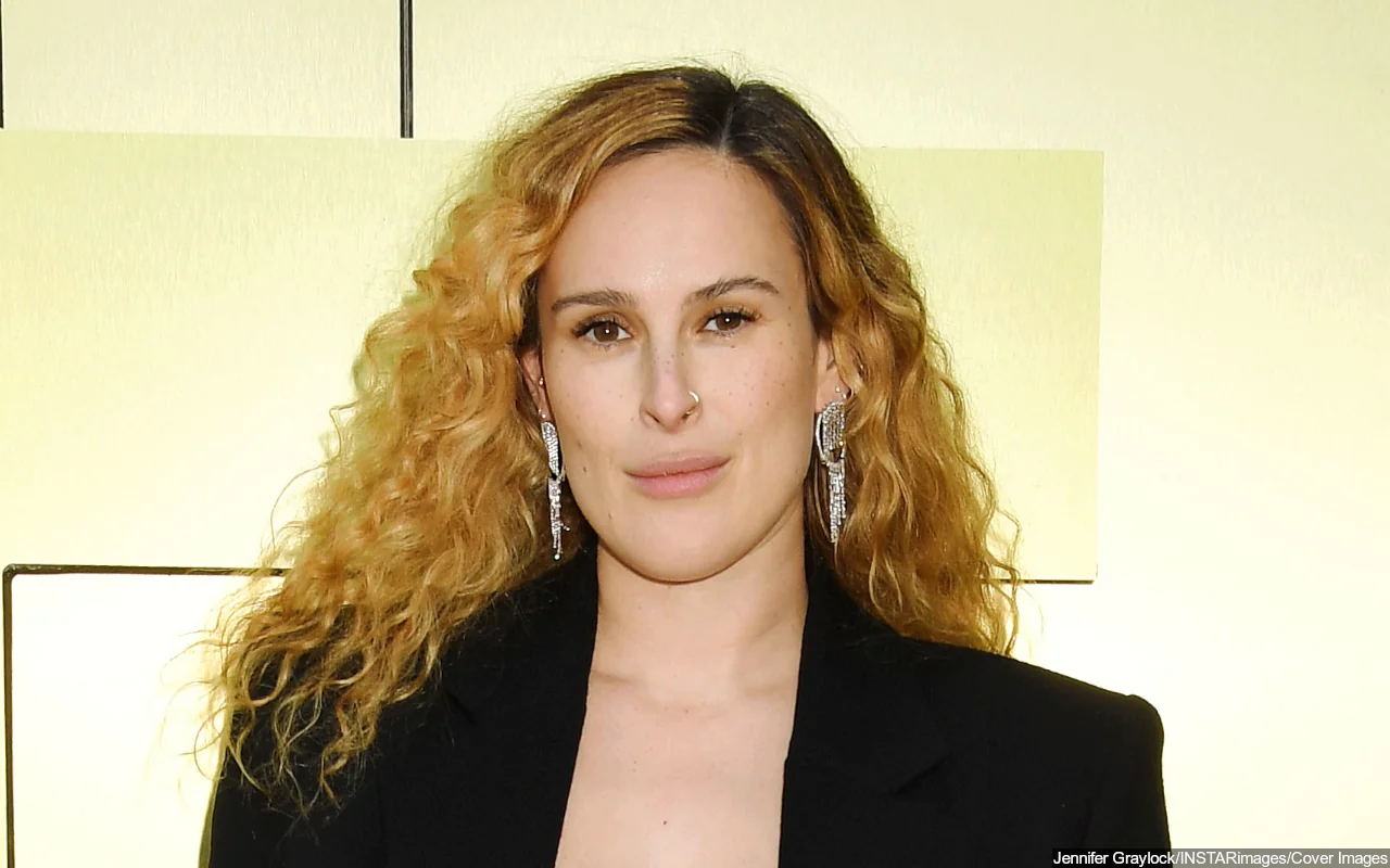 Rumer Willis Ditches Top in New Bathroom Photos as She Discusses ...