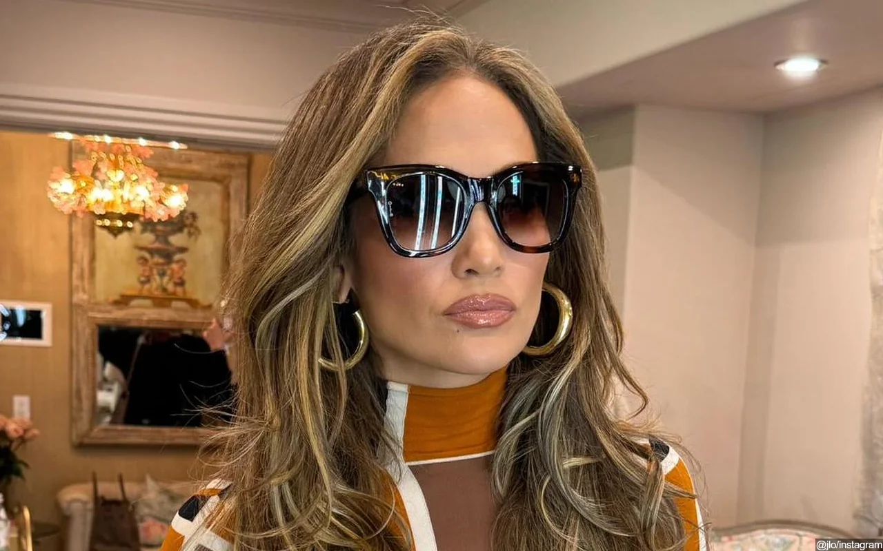 Jennifer Lopez Wows In Red Hot Outfit Ahead Of Valentines Day