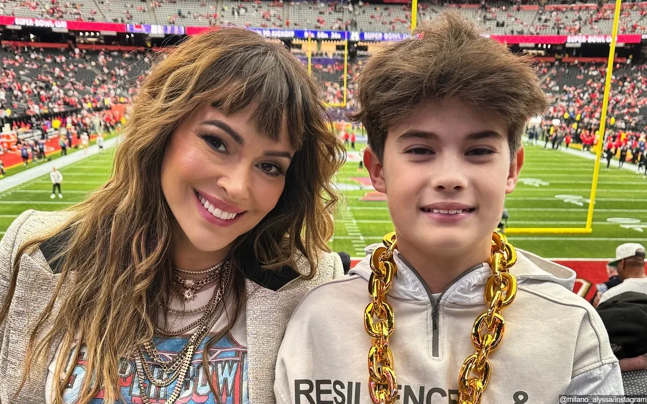 Alyssa Milano Labeled 'Rich Beggar' for Attending Super Bowl With Son ...