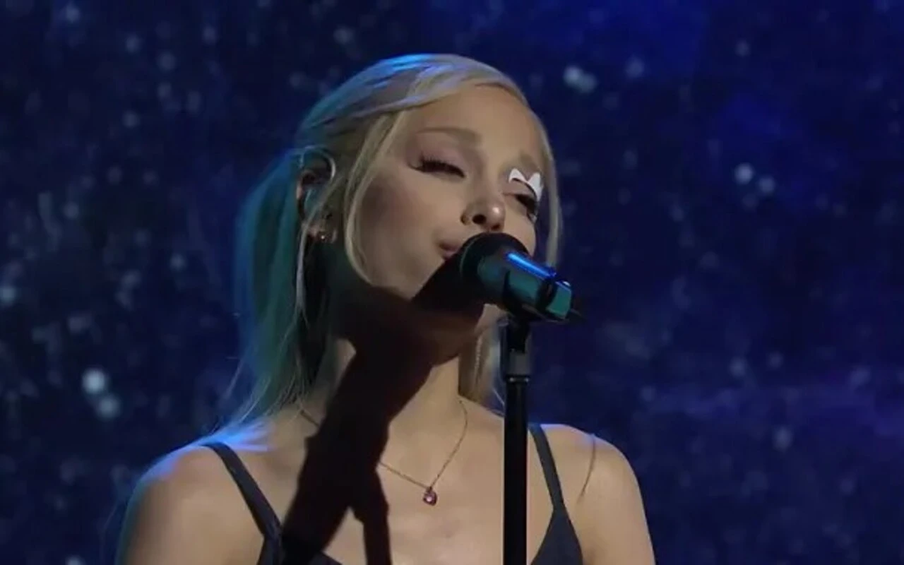 Ariana Grande Wows the Crowd With 'SNL' Performances