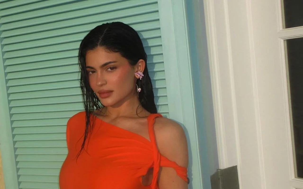 Kylie Jenner Reignites Baby No. 3 Rumor With Baggy Outfit