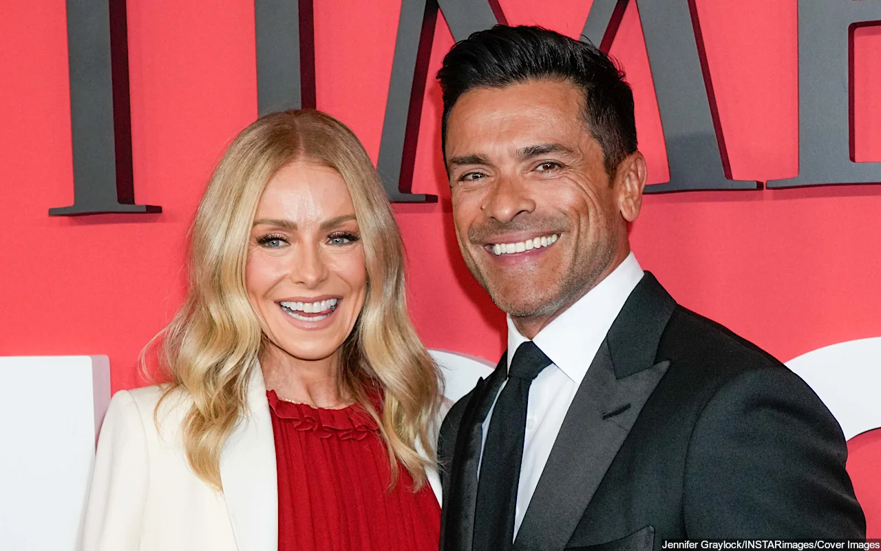 Kelly Ripa Showers Mark Consuelos With Love on 28th Anniversary After ...