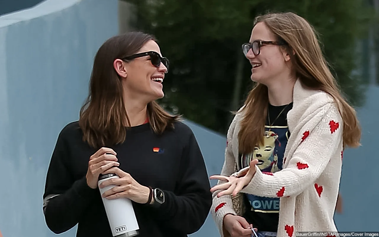 Jennifer Garner Cries Over Daughter Violet Graduating From High School