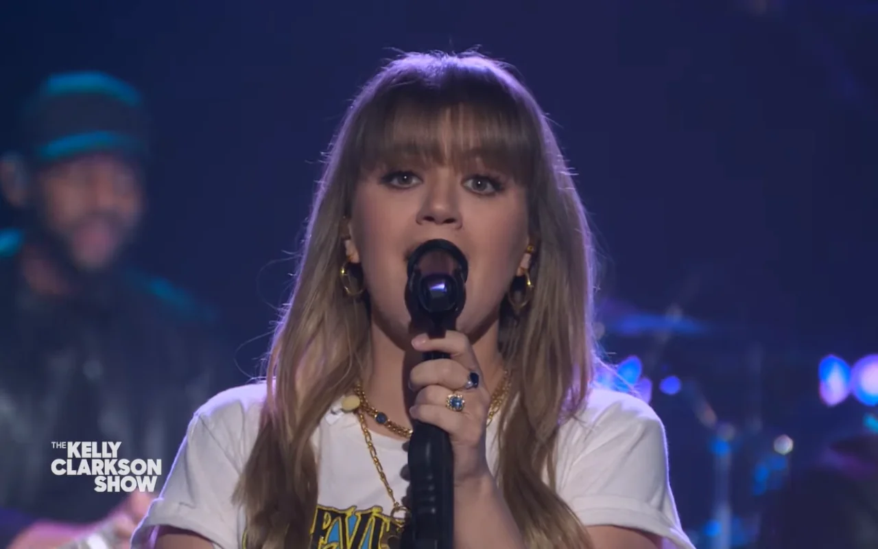 Kelly Clarkson Showcases Musical Prowess With Cover of Miley Cyrus ...