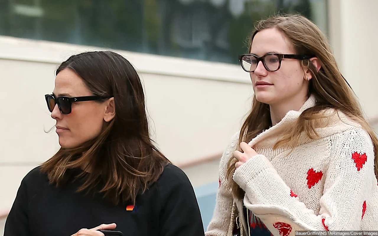 Jennifer Garner Admits to Being Emotional for 'Whole Month' Before ...