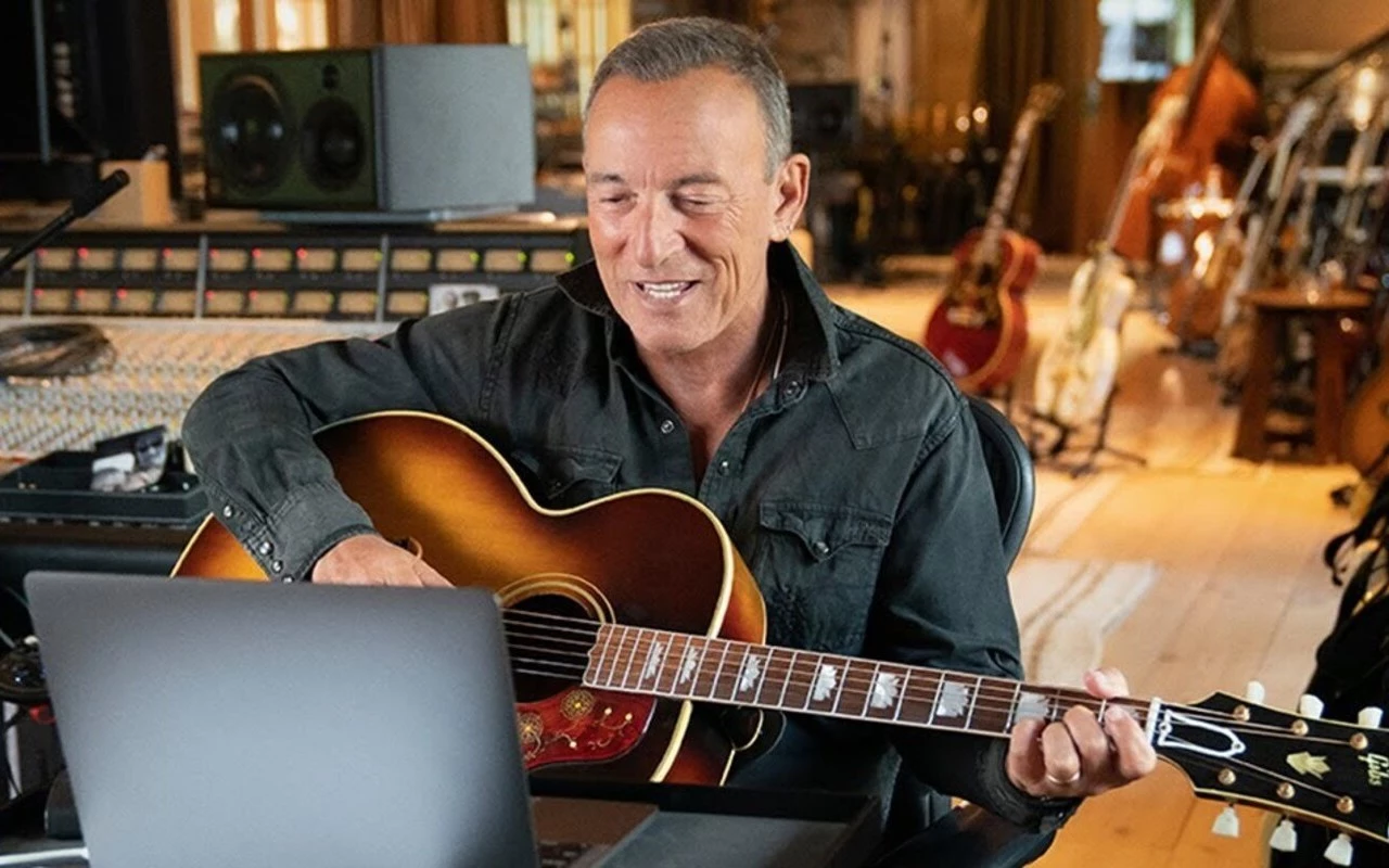 Bruce Springsteen Officially Becomes Billionaire With Net Worth $1.1 ...