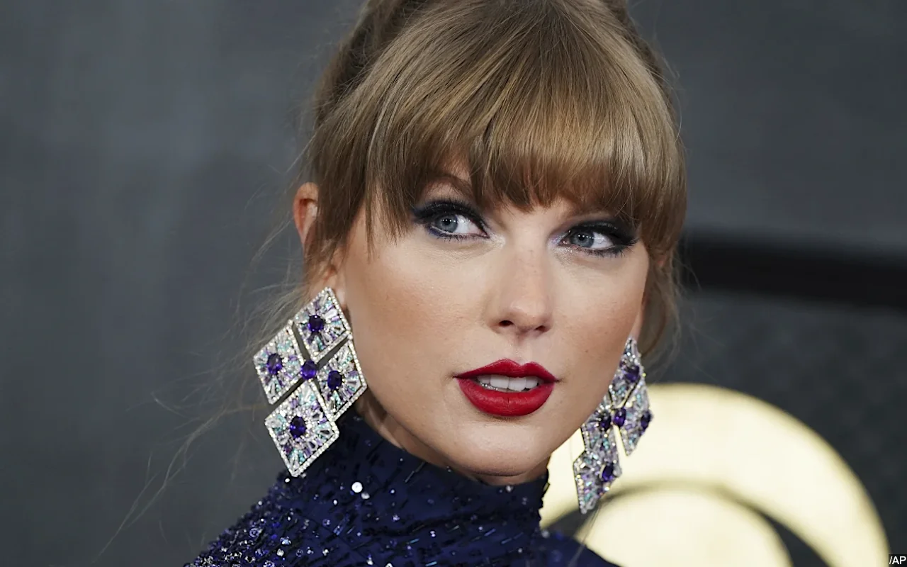 Taylor Swift's Debut Novel on the Way